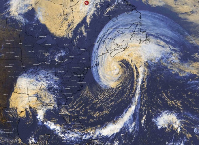 A spectacular tandem of Hurricane Teddy with Beta prior to landfall in ...